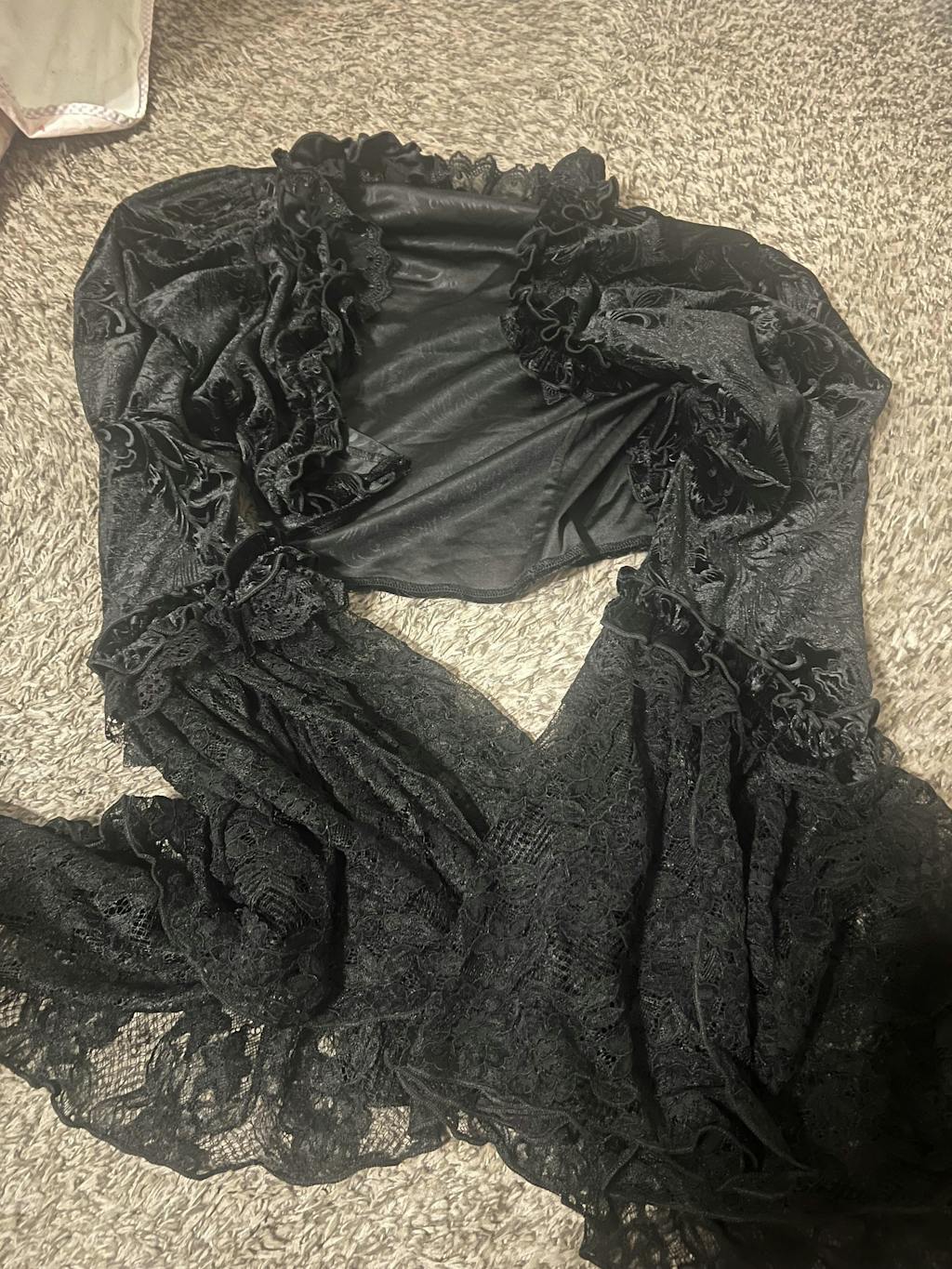 Nocturnal Bloom Velvet Shrug – VampireFreaks