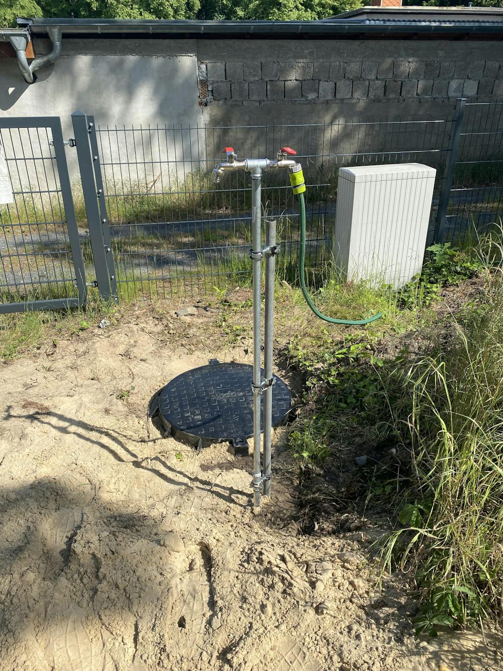 Wasserzählerschacht gedämmt mit Wasseruhrhalterung – Varile UG ...