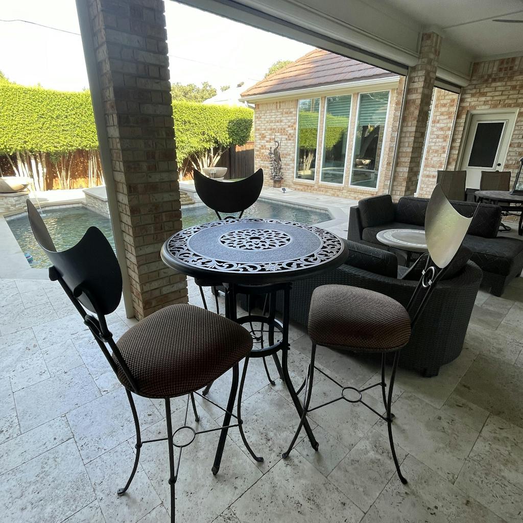 VINGLI Bar Table with Umbrella Hole