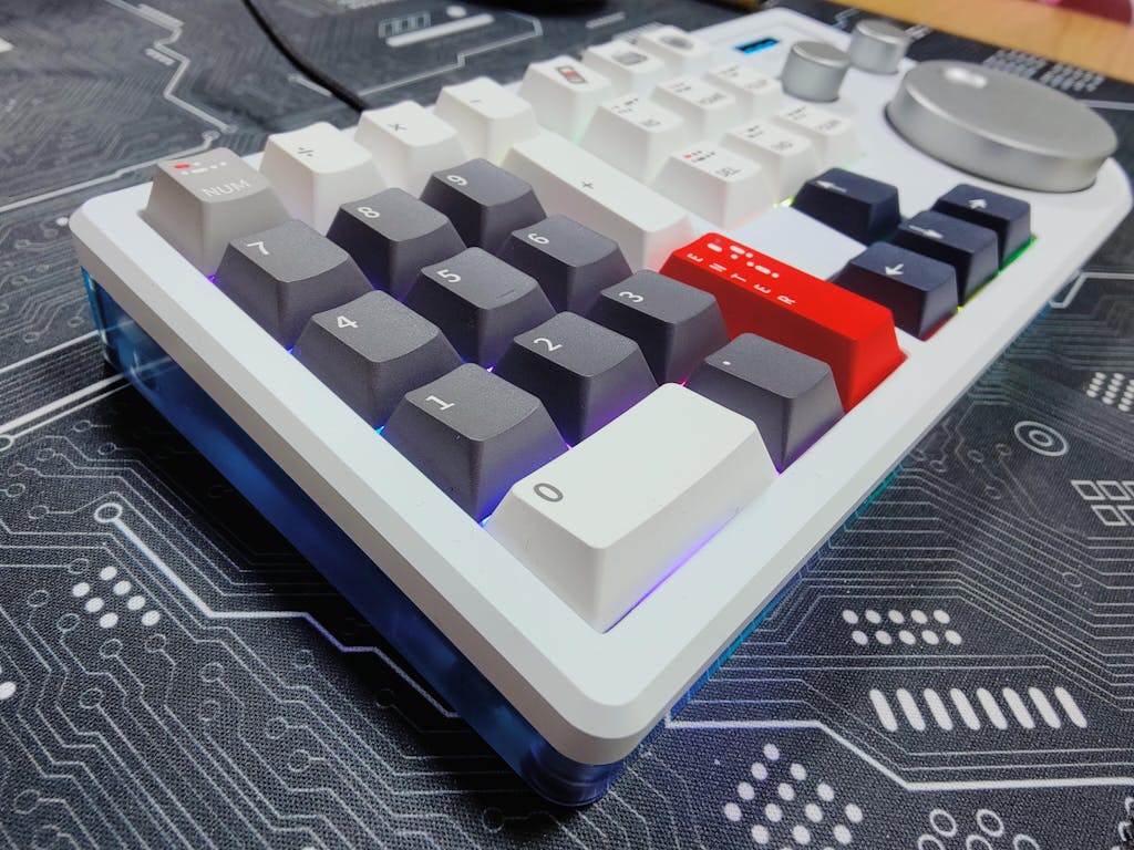 DOIO KB30-01 Macro Keyboard 30 Keys + 3 Knob Macro Pad - WhatGeek