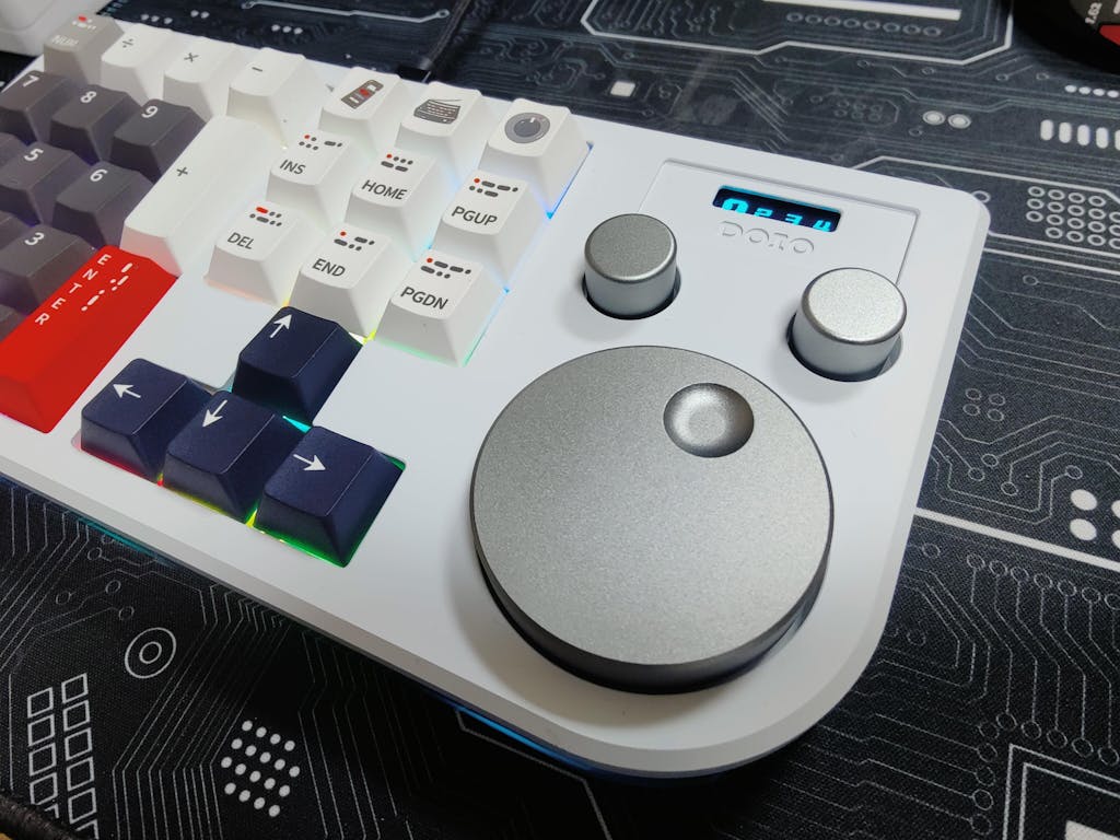 DOIO KB30-01 Macro Keyboard 30 Keys + 3 Knob Macro Pad - WhatGeek