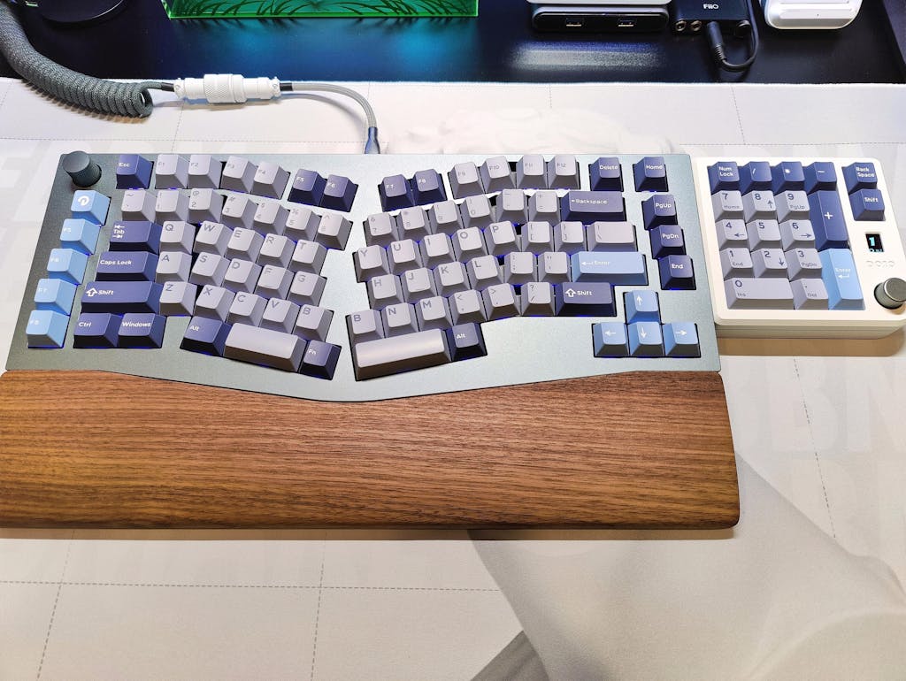 DOIO KB19B-01 Wireless Macro Keyboard DIY Kit with OLED Screen - WhatGeek