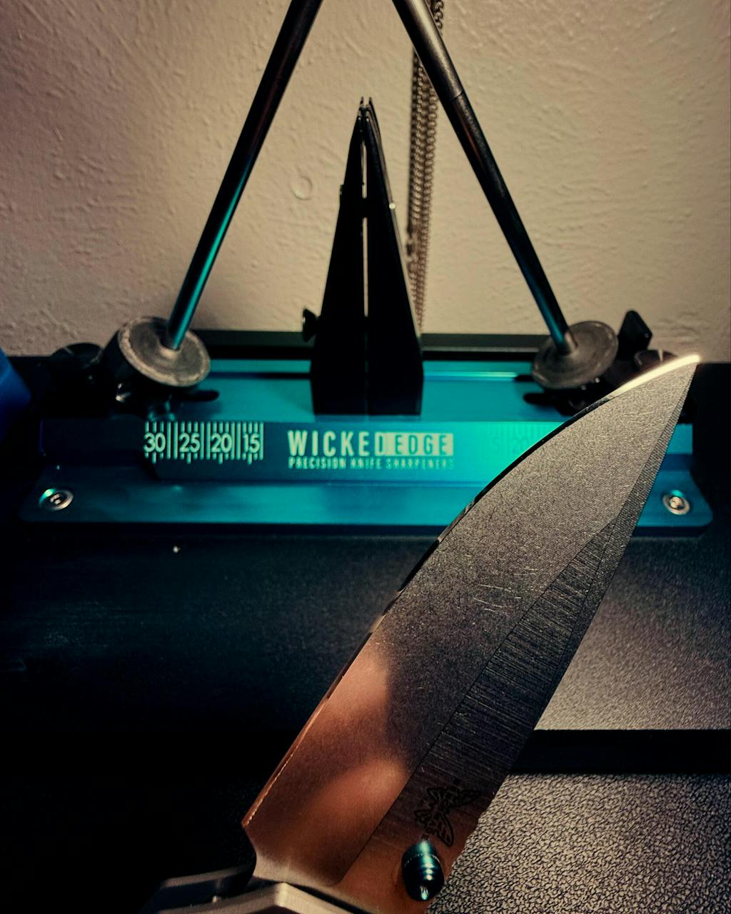 Wicked Edge precision Knife Sharpeners Scissor Attachment