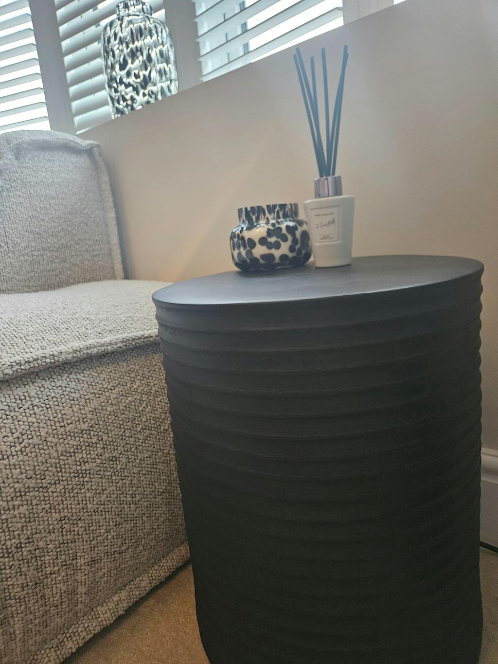 Minimal Onyx Ribbed Side Table - Raya