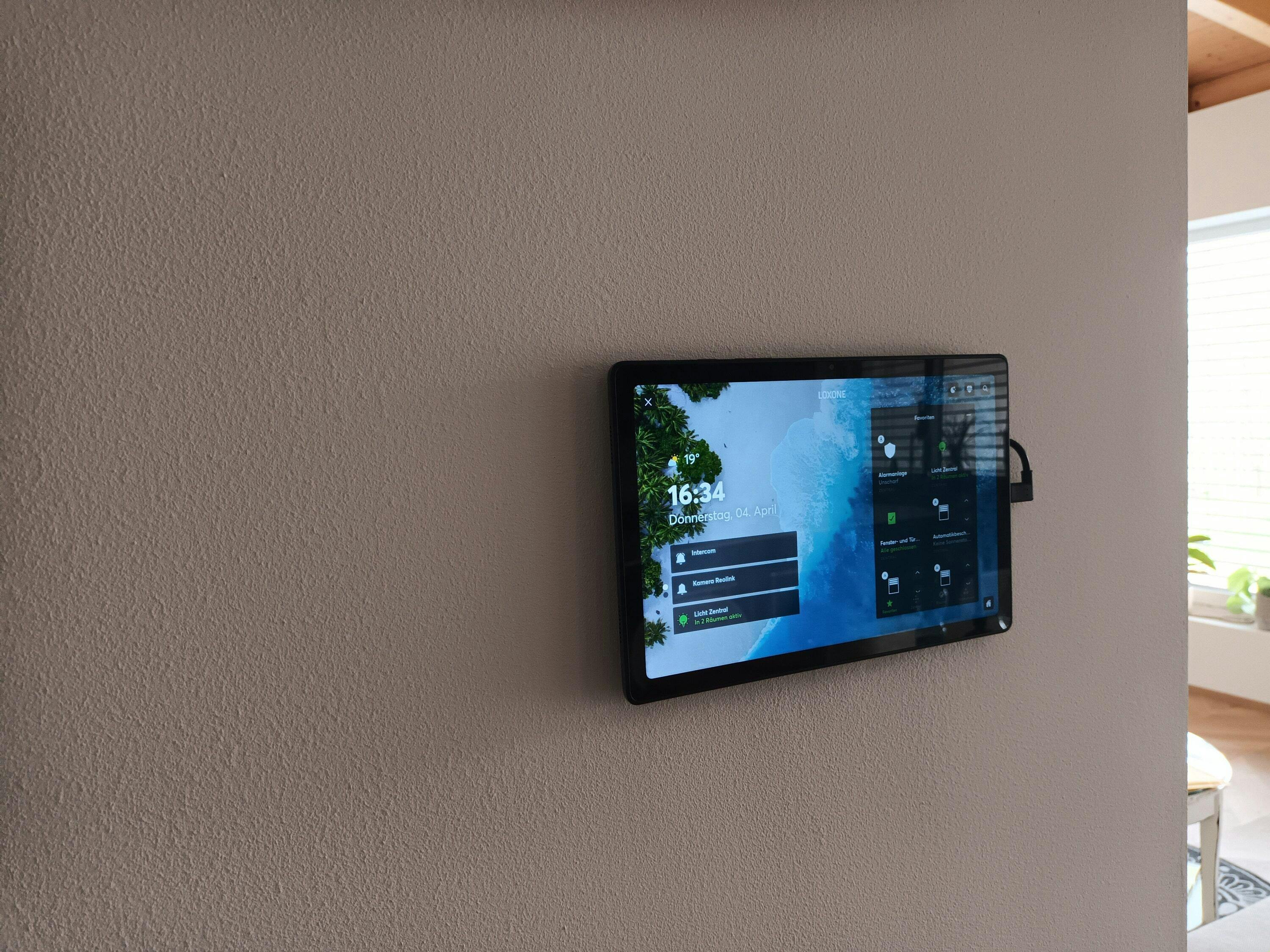 Low Profile Tablet Wall Mount - Universal Fit – Worm Pop Labs