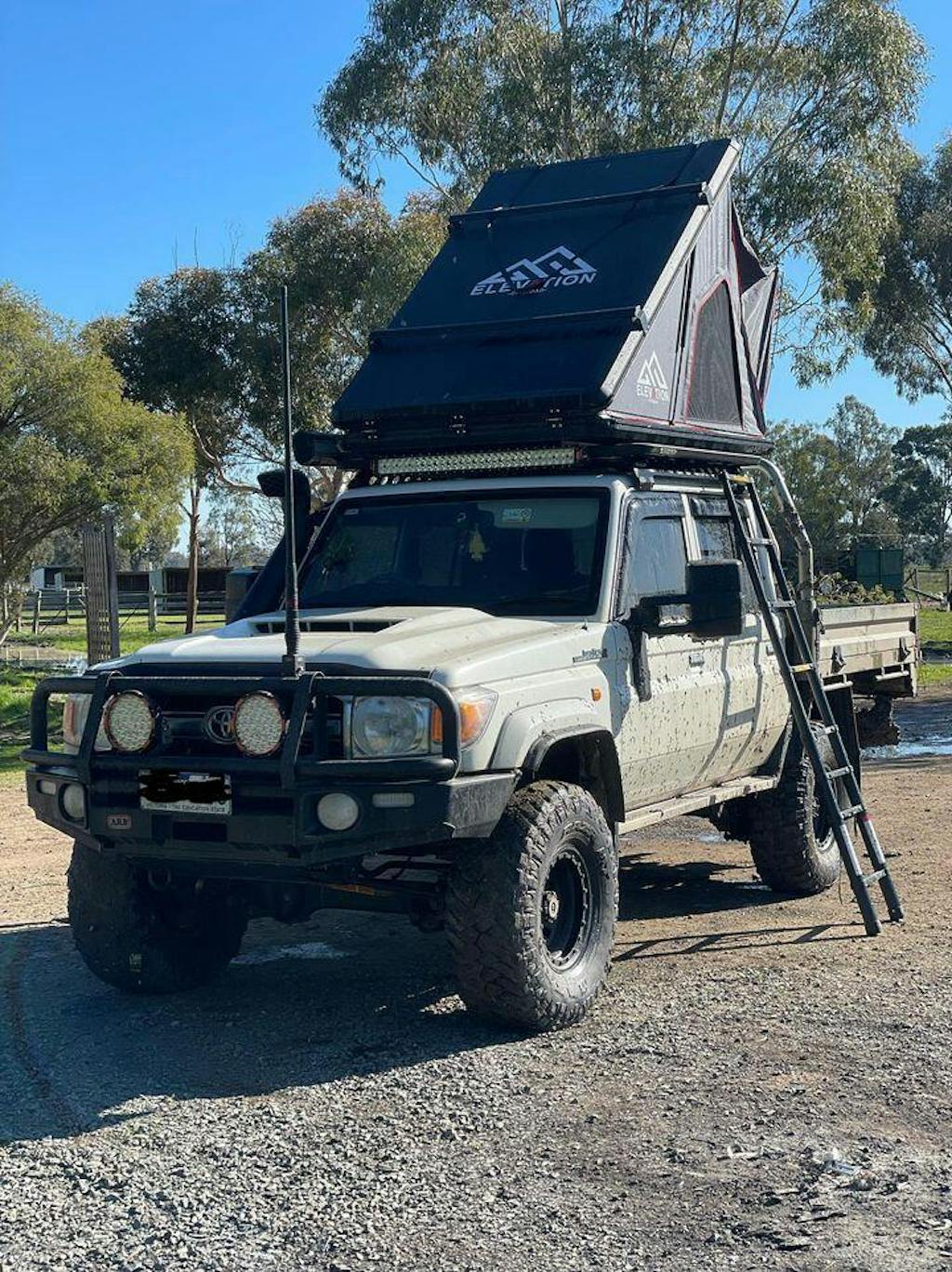 RTT Triangular Aluminum Hard Shell Car Camping SUV Rooftop Tent ...