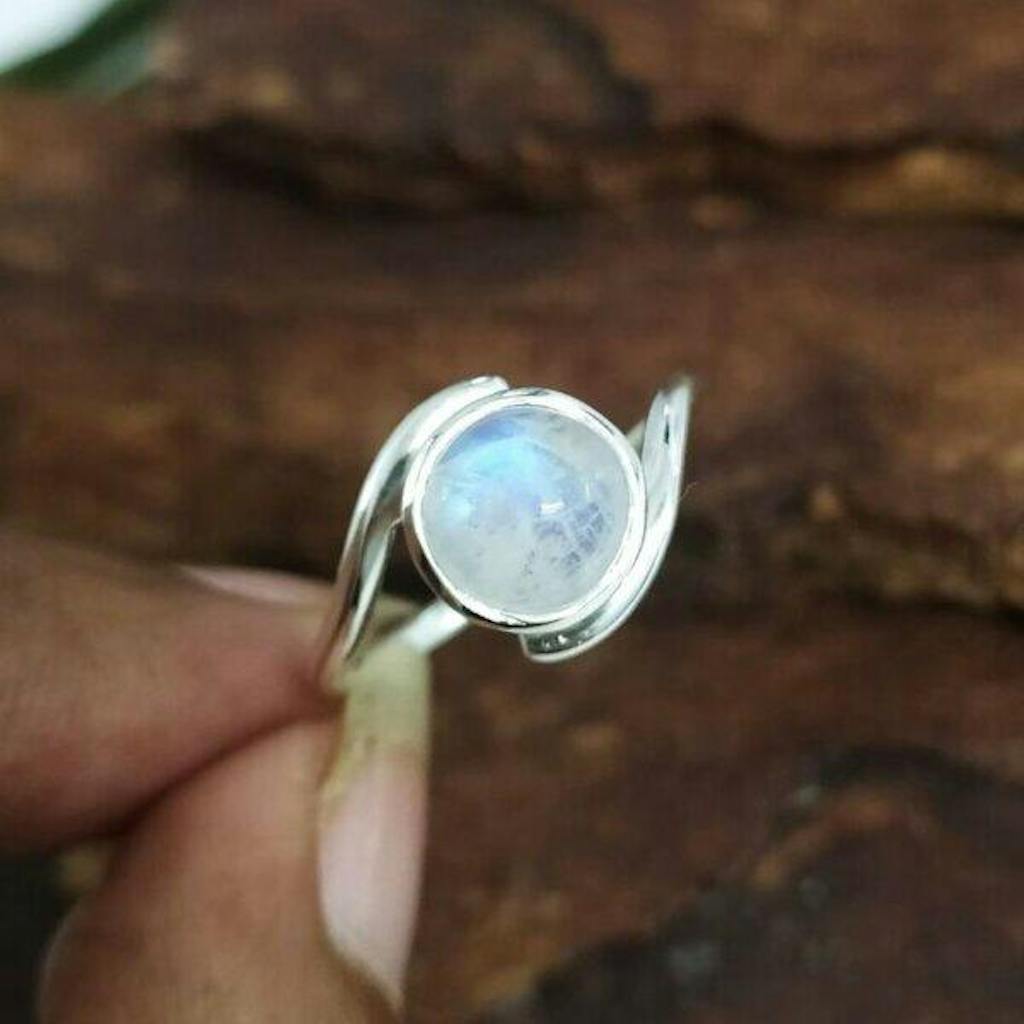 Moonstone benefits, price, buy online and healing properties - Zohari
